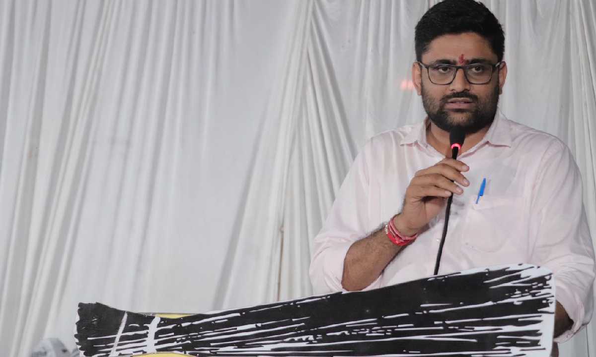 AAP leader Gopal Italia welcomes MLA Kesarisinh Solanki in the state